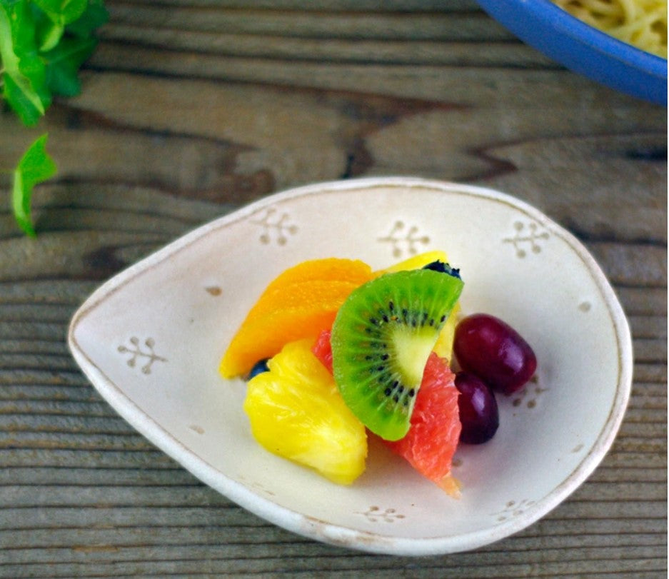 Wakasama pottery drop-shaped small plate with Scandinavian design Whit ...